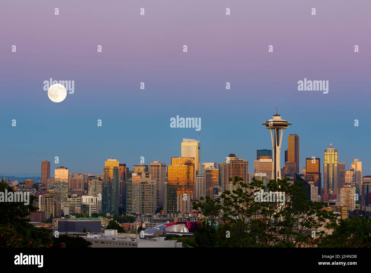 Full moon skyscraper seattle hi-res stock photography and images - Alamy