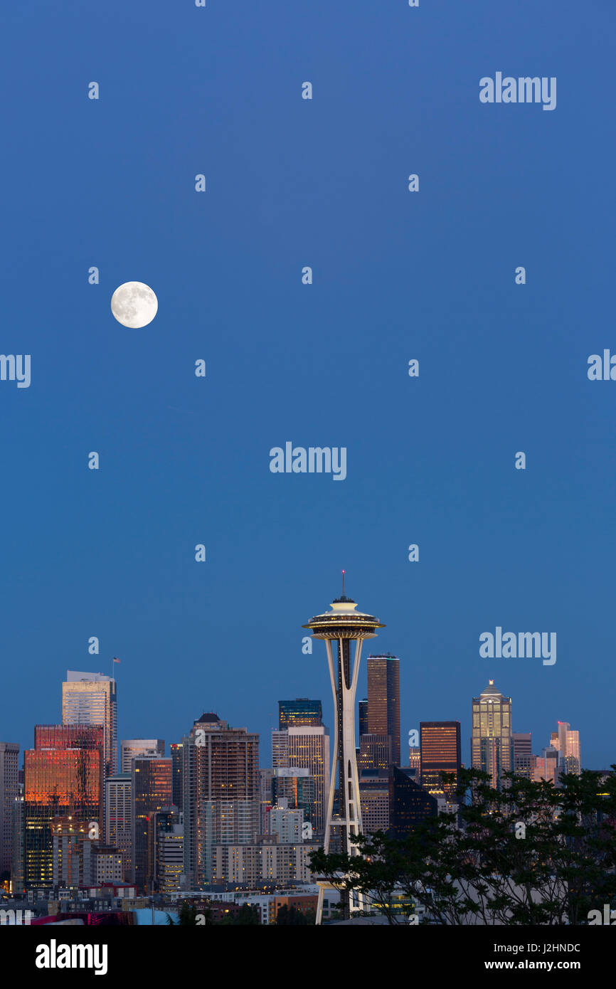 Full moon skyscraper seattle hi-res stock photography and images - Alamy