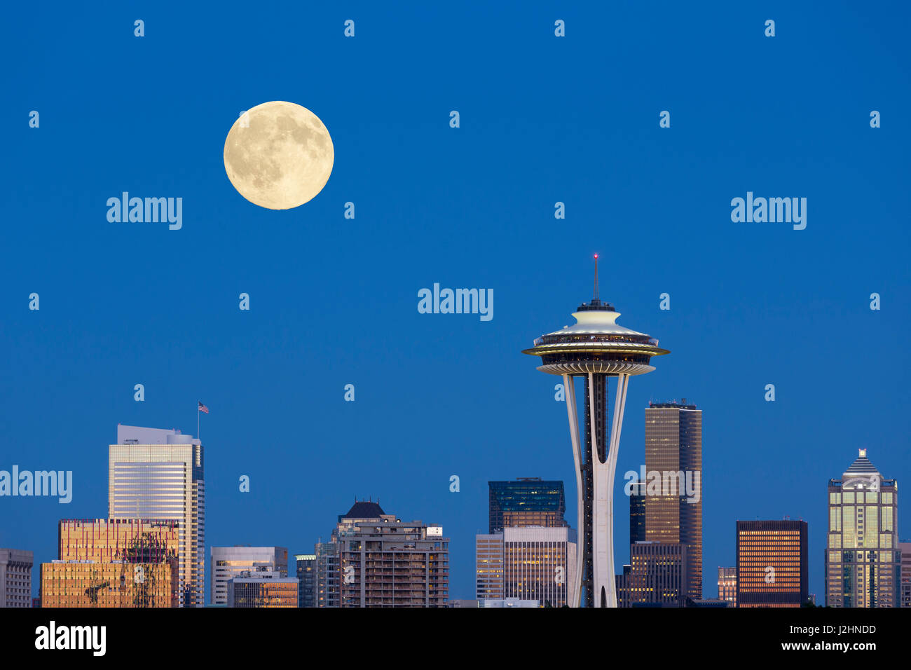 Full moon skyscraper seattle hi-res stock photography and images - Alamy