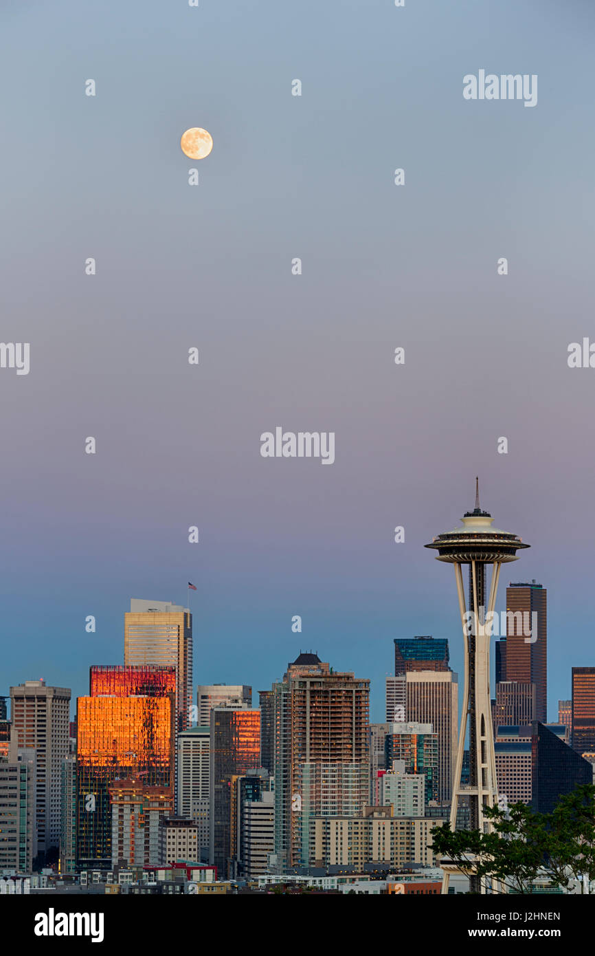 Full moon skyscraper seattle hi-res stock photography and images - Alamy