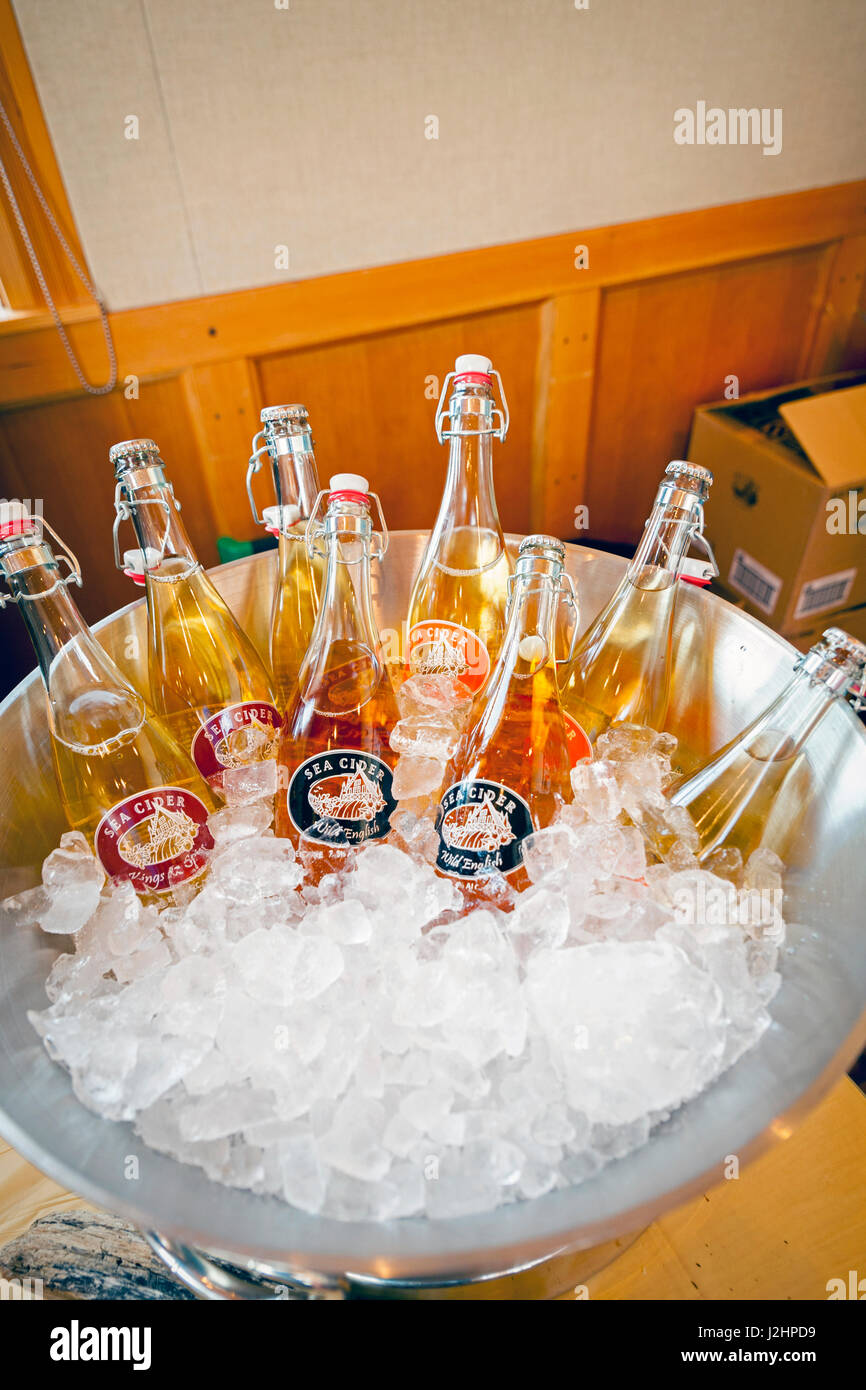 Cider ice bucket hi-res stock photography and images - Alamy