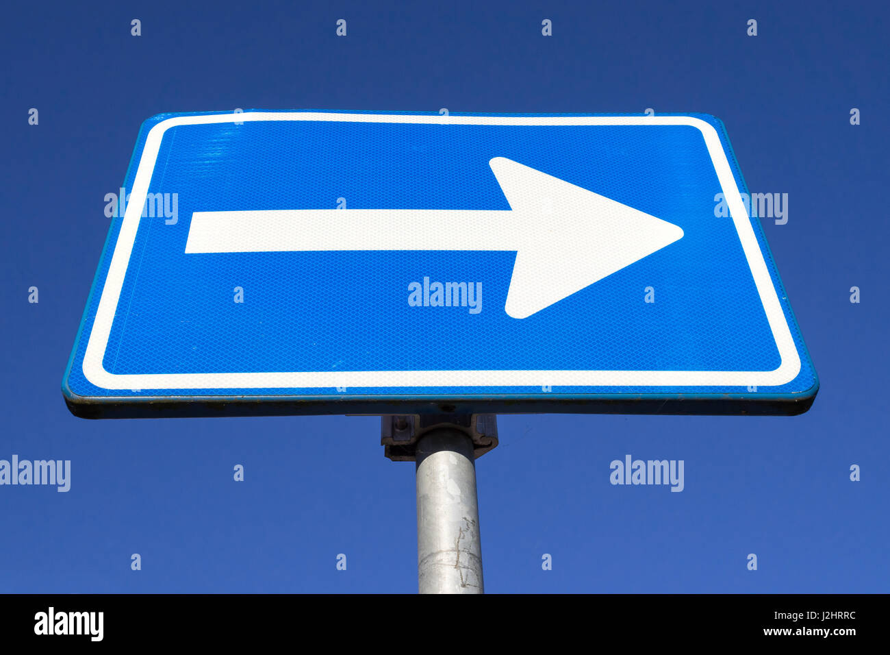 One way right arrow hi-res stock photography and images - Alamy