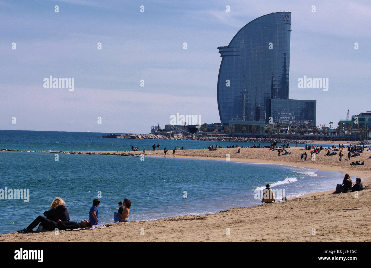BARCELONA/SPAIN - 28 APRIL 207: People enjoying the warm spring weather ...