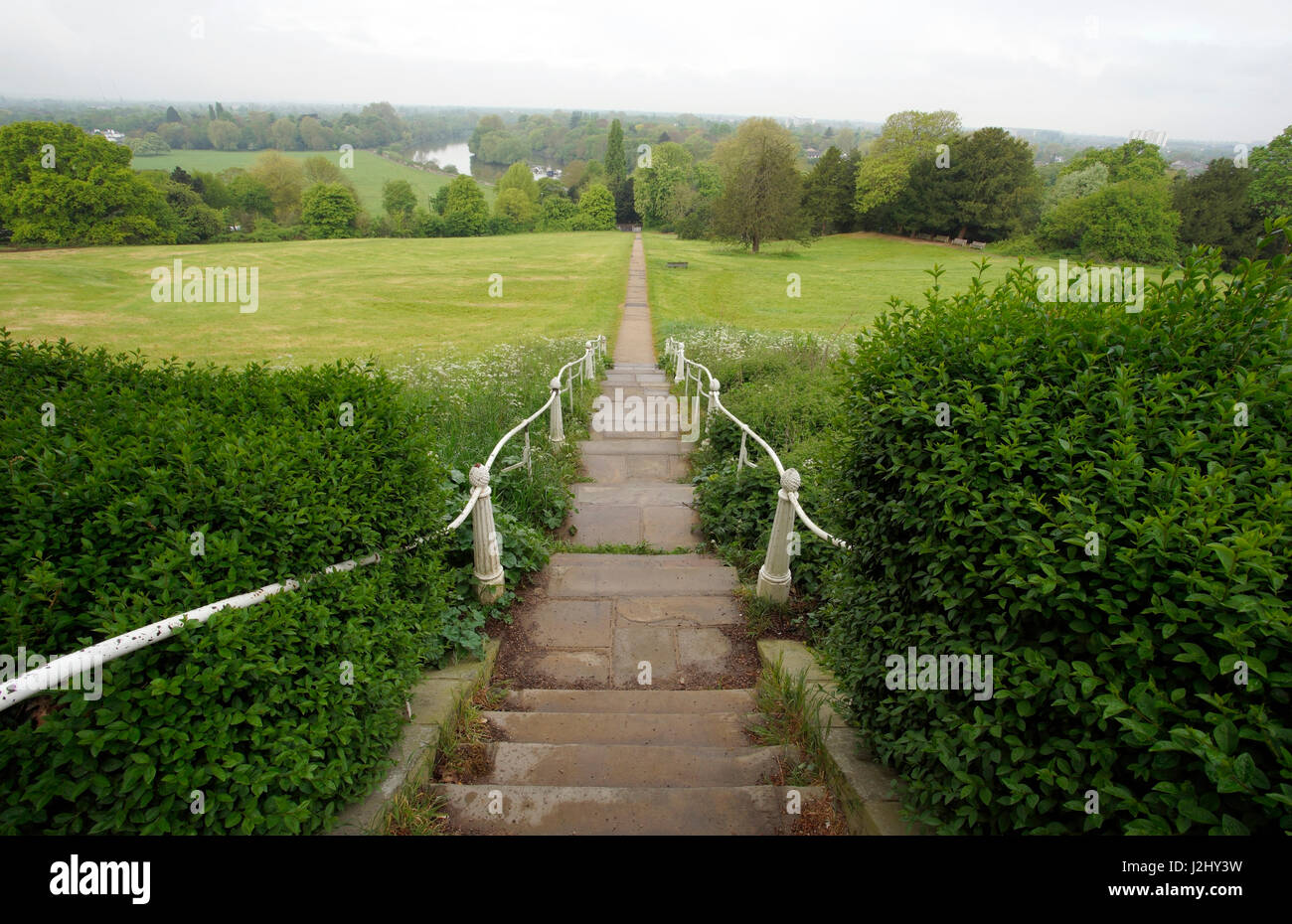 Thames richmond river walk hi-res stock photography and images - Alamy