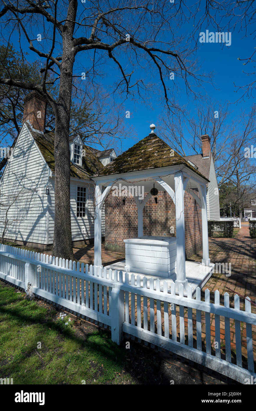 Colonial water well hi-res stock photography and images - Alamy
