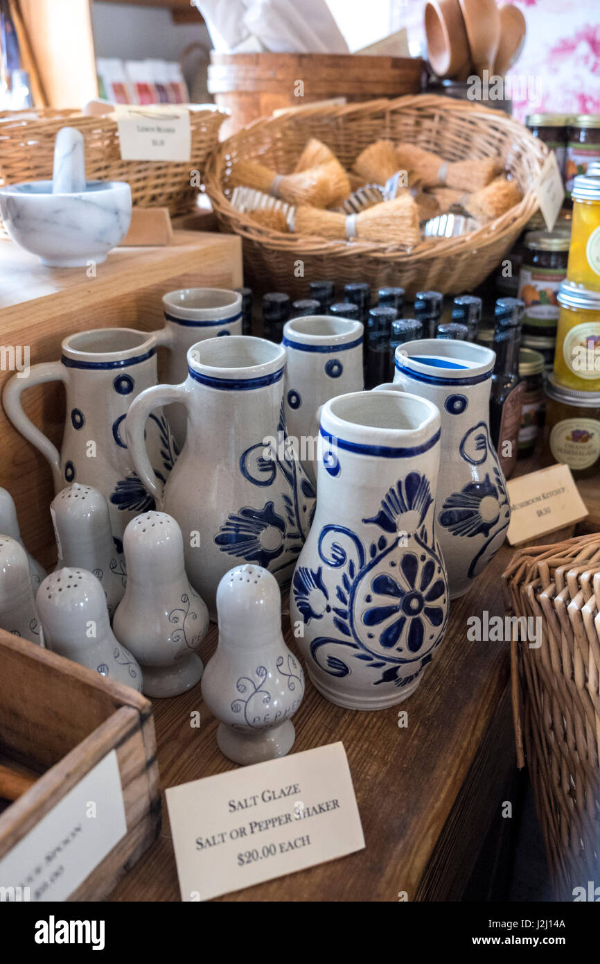 Colonial pottery williamsburg hi-res stock photography and images - Alamy