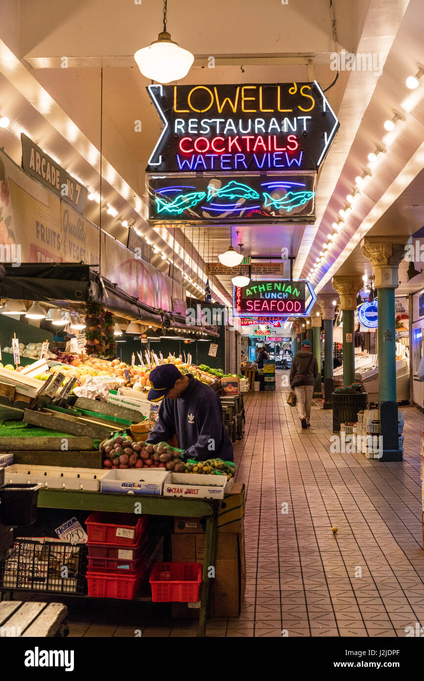 Pike Street Market in downtown Seattle, Washington State, USA (Large ...
