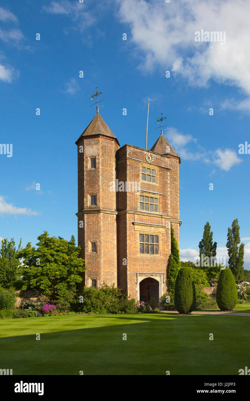 View over the top courtyard to the Elizabethan tower, Sissinghurst ...