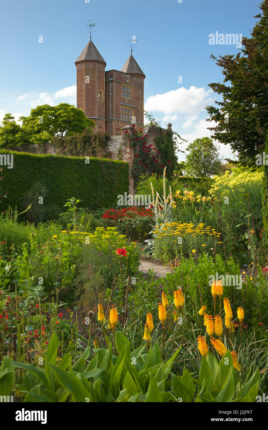 Elizabethan cottage hi-res stock photography and images - Alamy