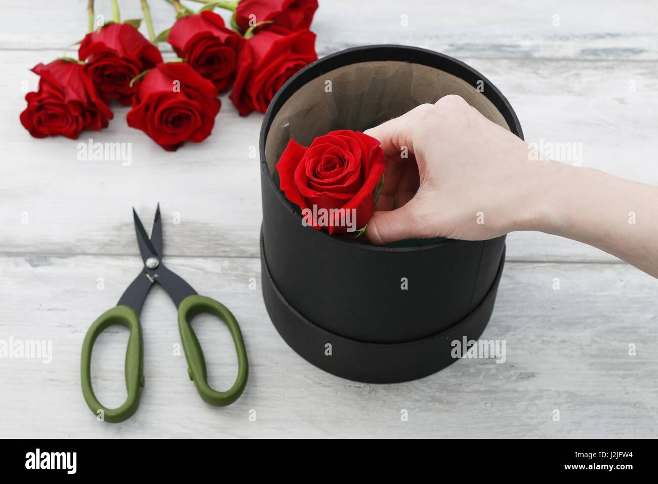Florist workplace: how to make box with flowers, step by step, tutorial ...