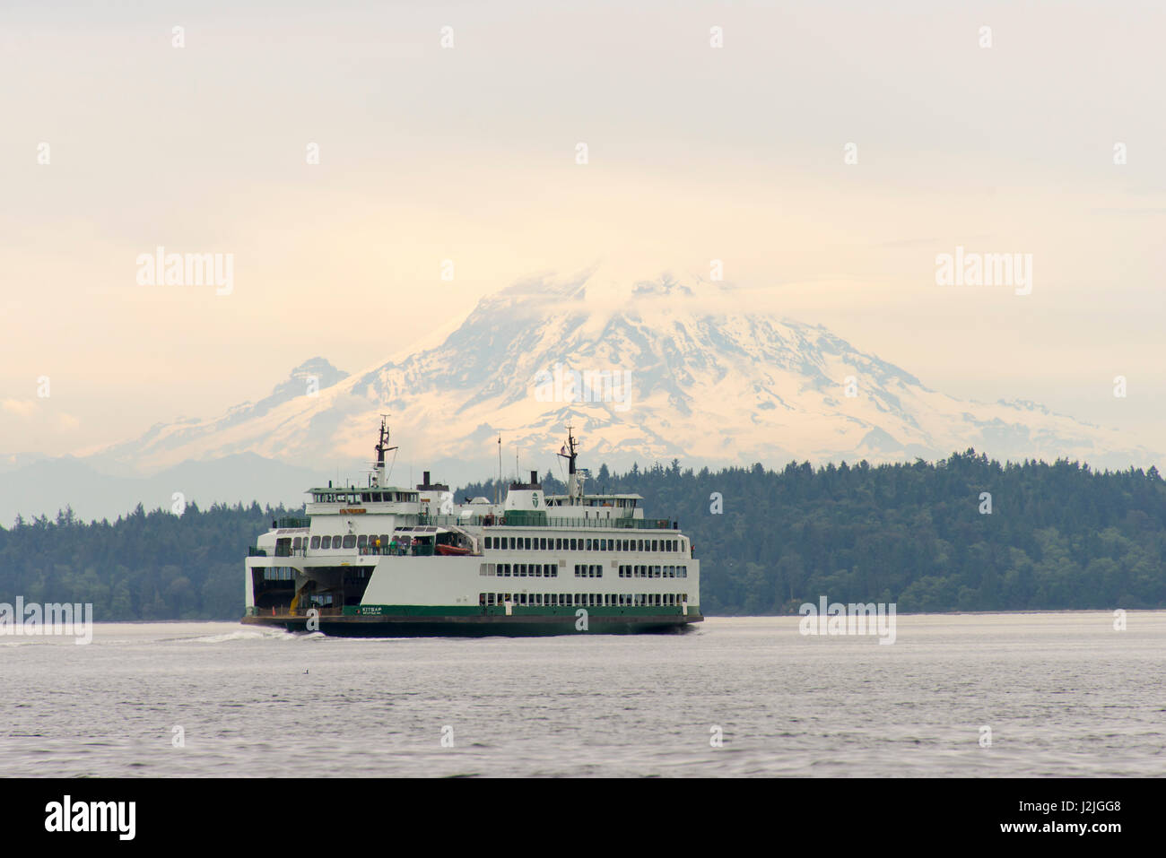 USA, Washington State, Puget Sound. Seattle-Bremerton ferry with Mt ...