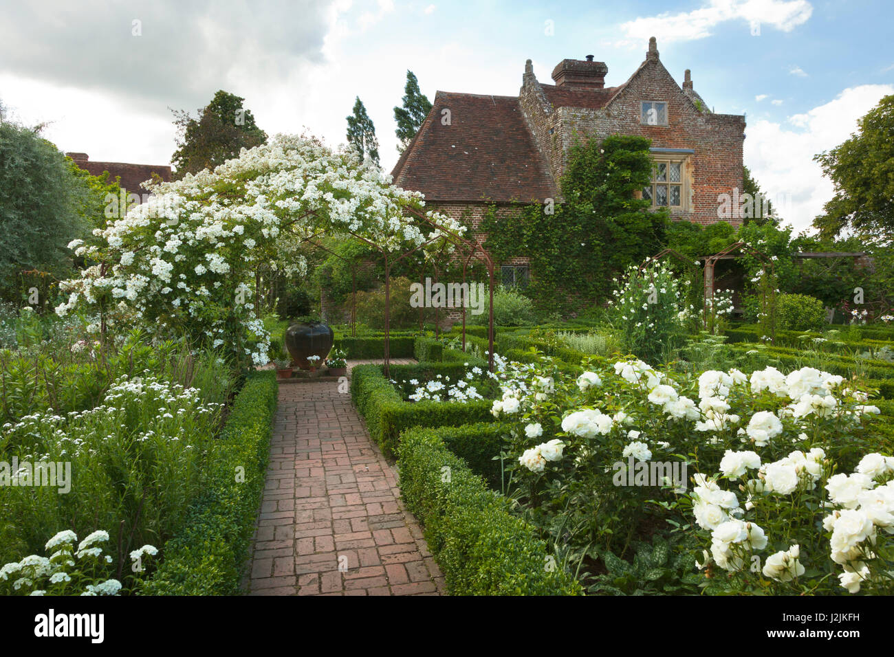 White Garden with Priest's House, Sissinghurst Castle Gardens, Kent ...