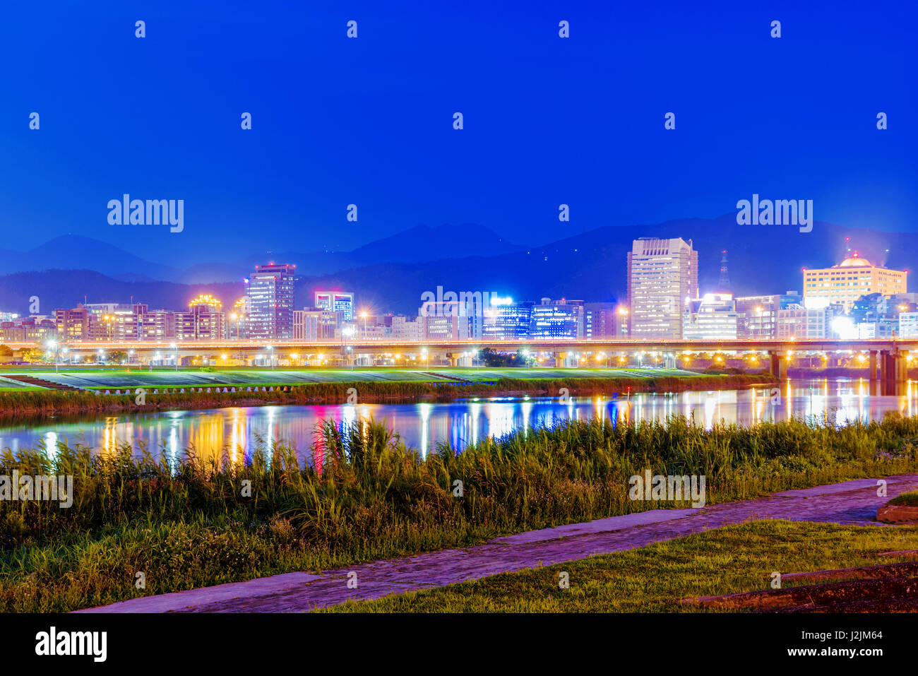 View taipei cityscape mountains hi-res stock photography and images - Alamy