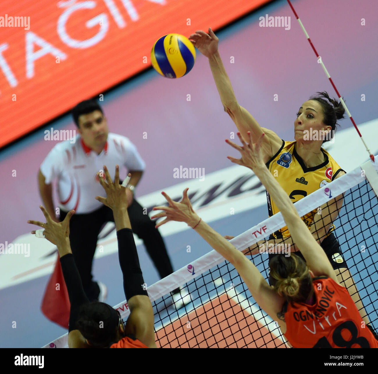 (170429) -- ISTANBUL, April 29, 2017(Xinhua) -- Vakifbank's Gozde ...