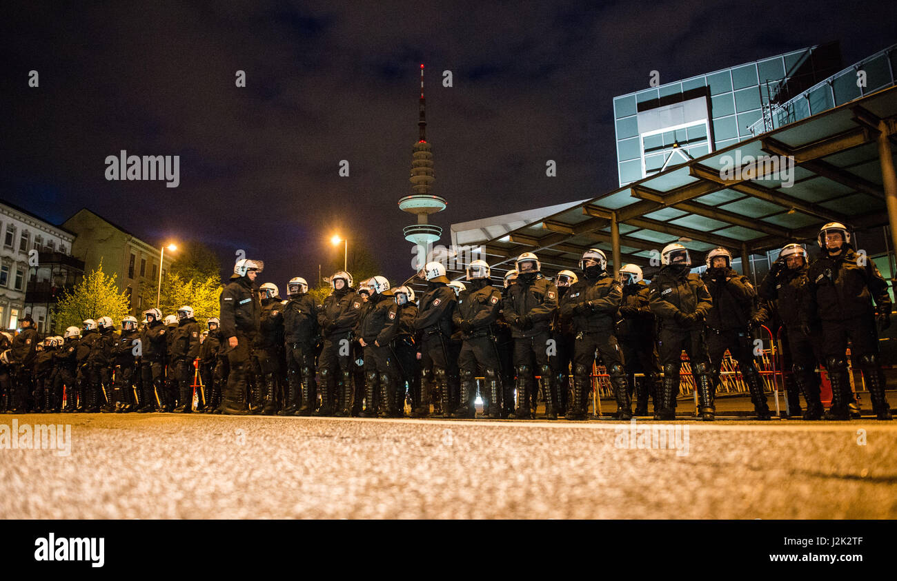 Hamburg, Germany. 28th Apr, 2017. Police officers secure the premises ...