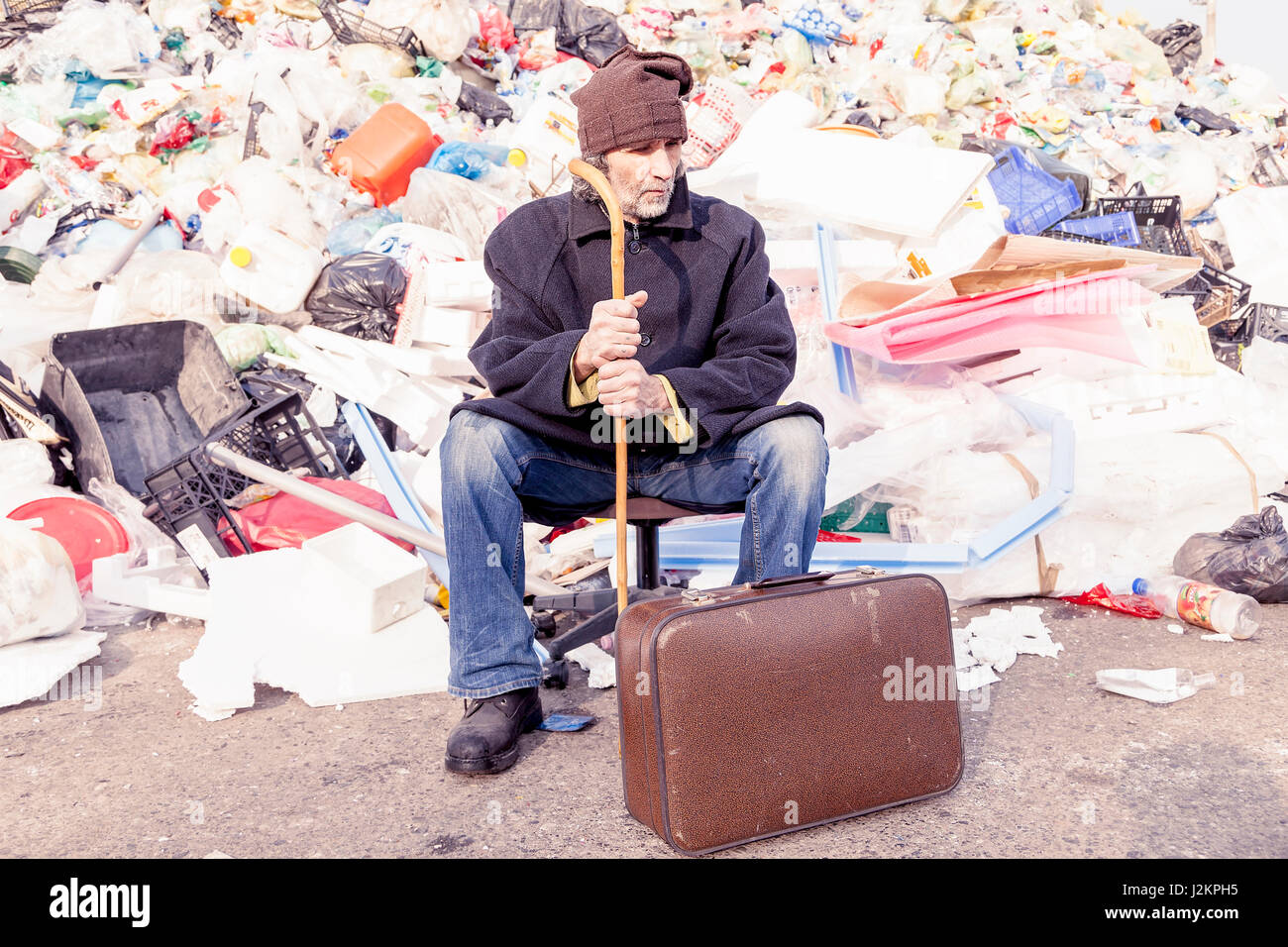 homeless sitting in landfills in the garbage Stock Photo - Alamy