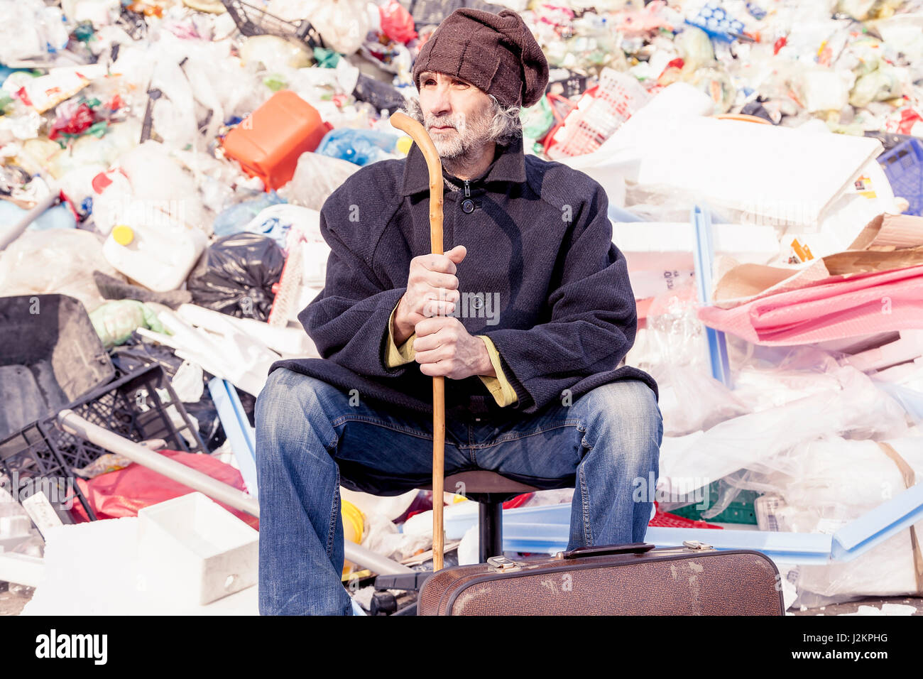 homeless sitting in landfills in the garbage Stock Photo - Alamy