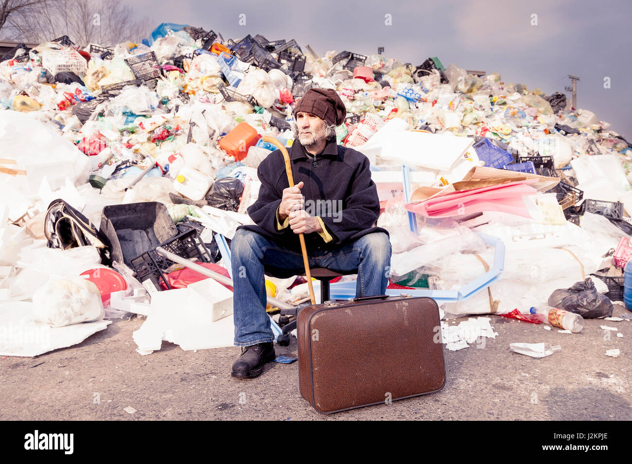 homeless sitting in landfills in the garbage Stock Photo - Alamy
