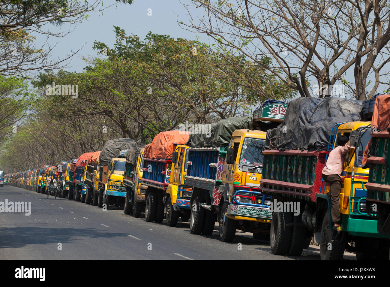 Loaded truck hi-res stock photography and images - Alamy