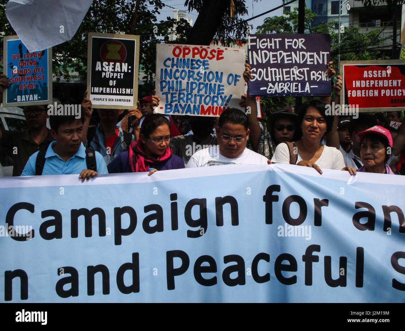 Manila, Philippines. 29th Apr, 2017. Protesters hold slogans during a ...