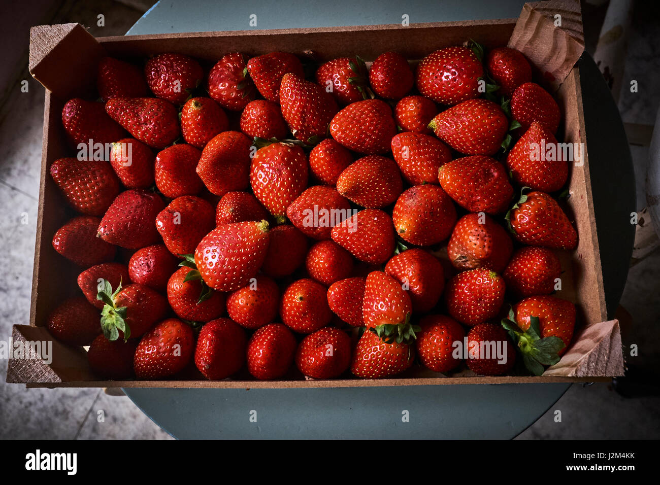 fresh crate of strawberries Stock Photo - Alamy
