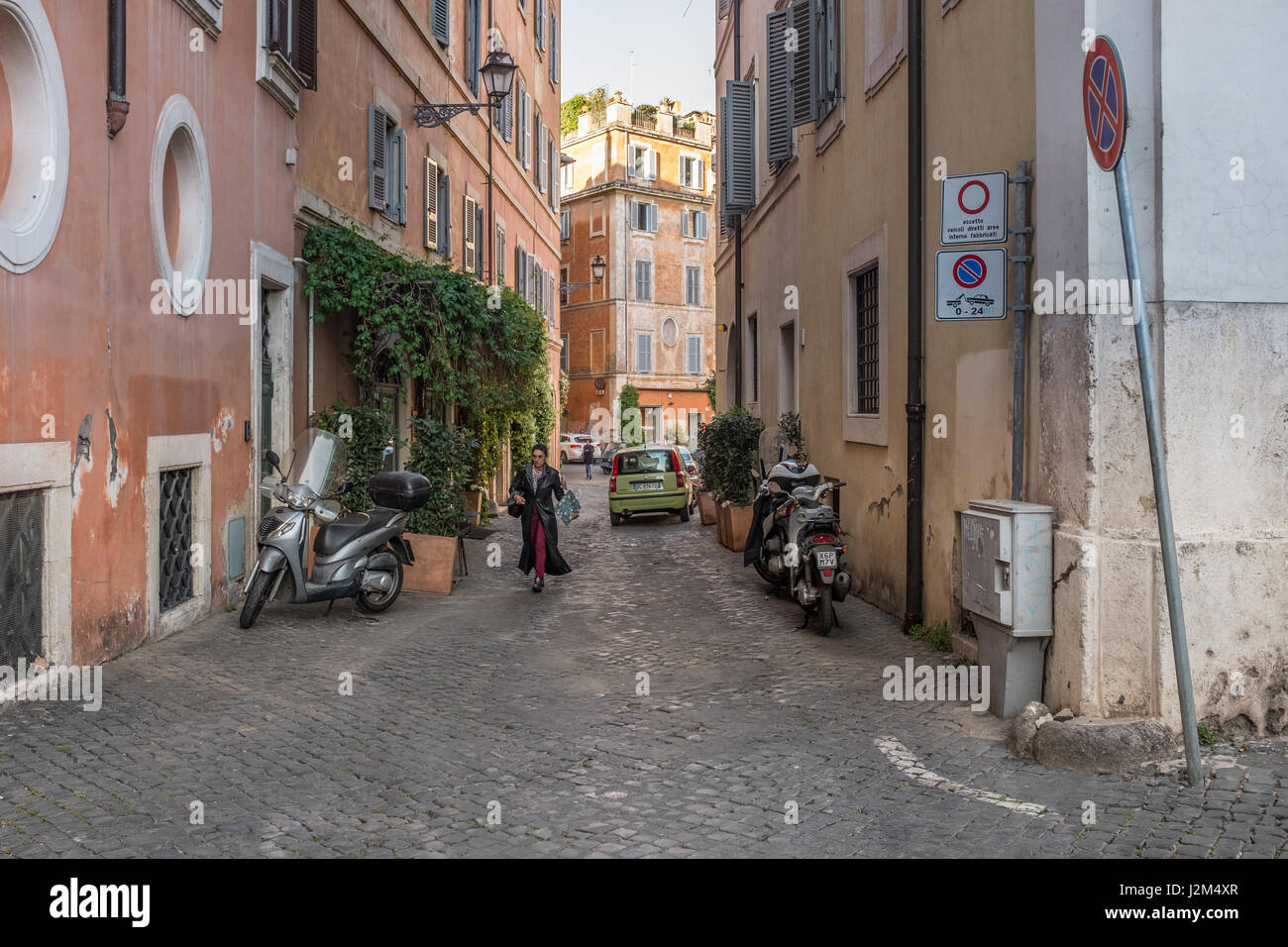 Italian narrow street hi-res stock photography and images - Alamy