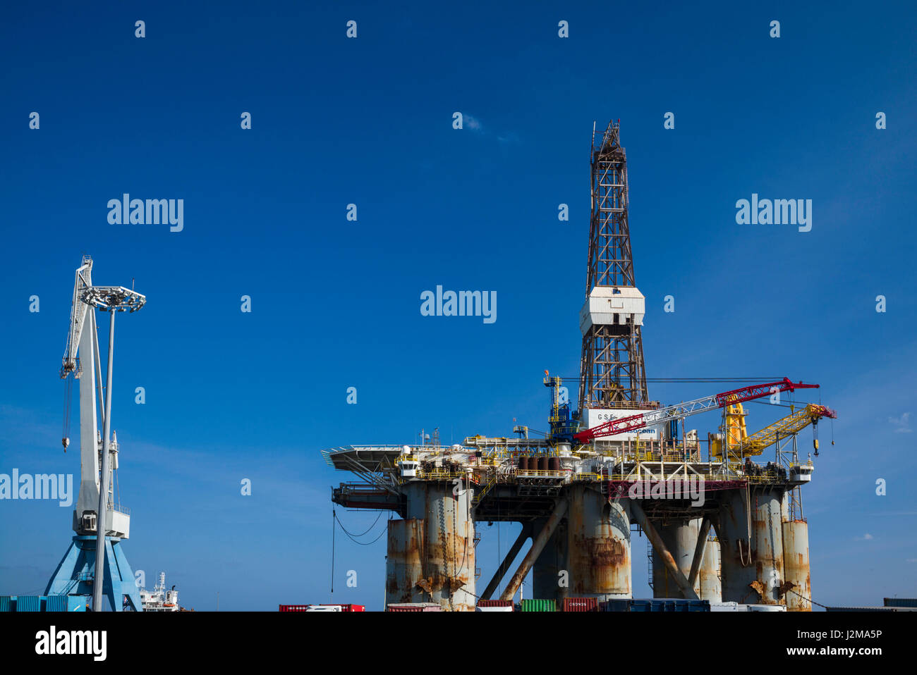 Africa oil rig petroleum hi-res stock photography and images - Alamy