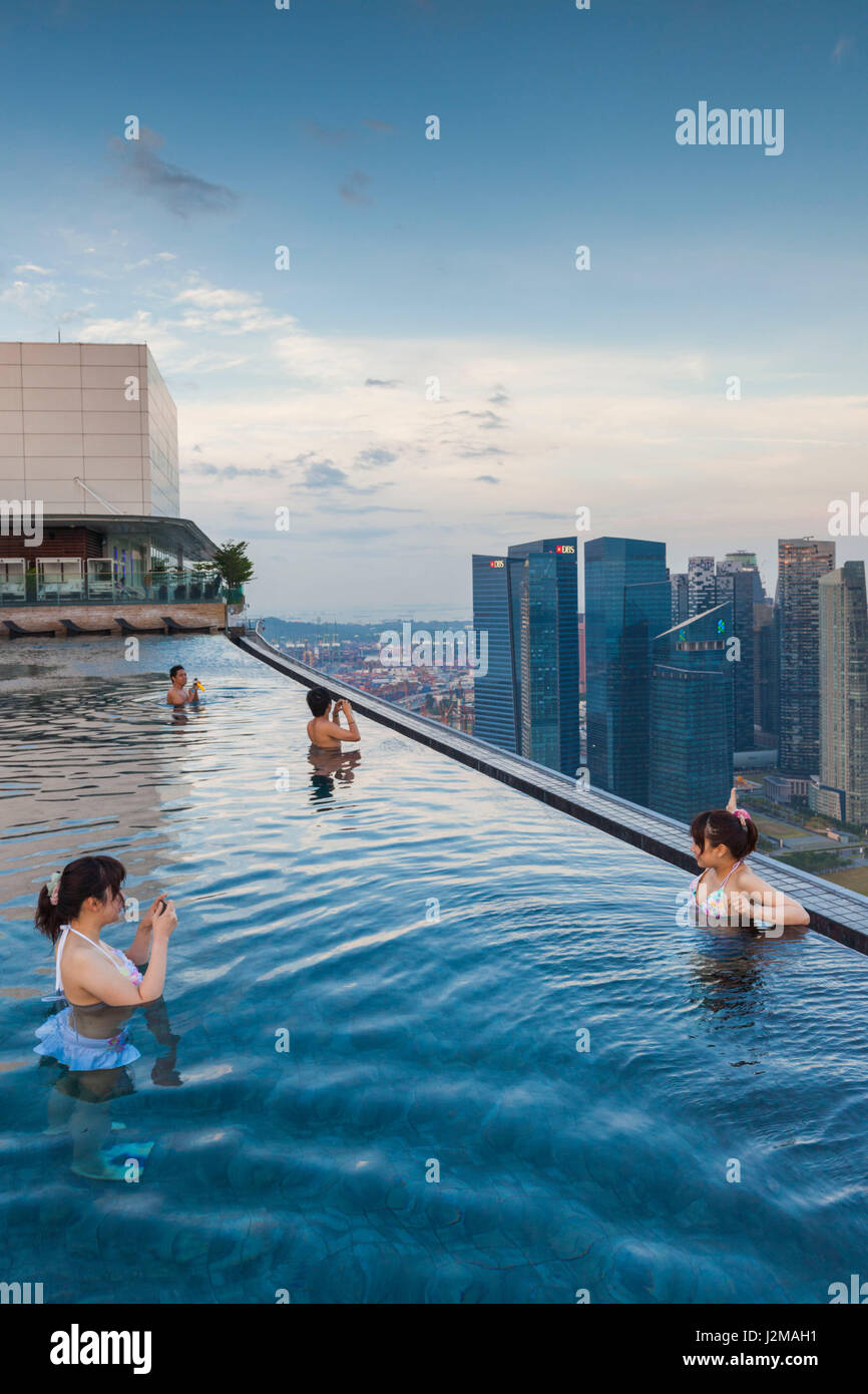 Singapore, Marina Bay Sands Hotel, rooftop swimming pool, dawn Stock Photo - Alamy