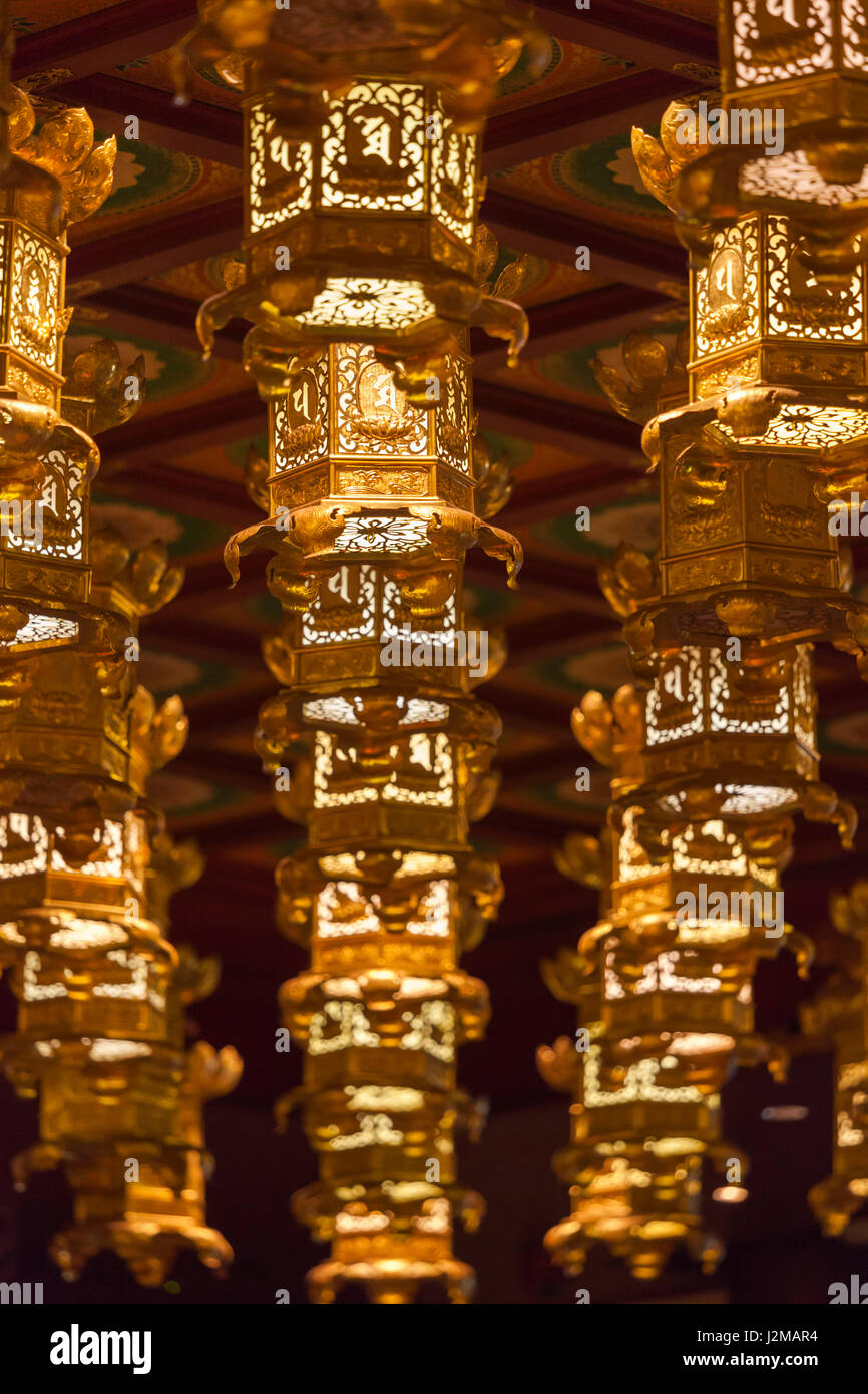 Singapore, Chinatown, Buddha Tooth Relic Temple, lanterns Stock Photo ...