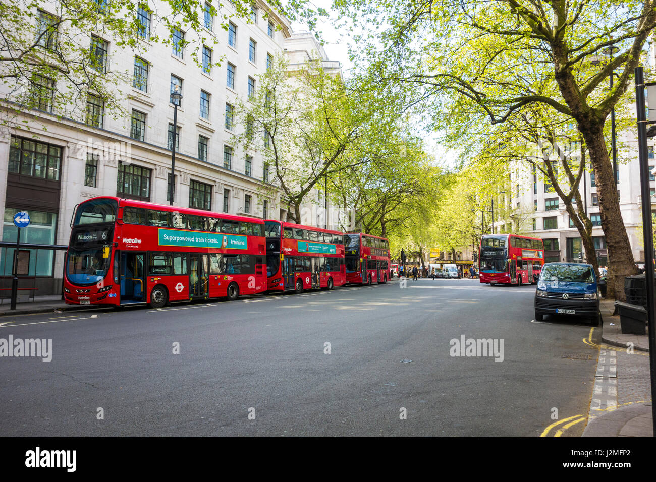 Bus under tree hi-res stock photography and images - Alamy