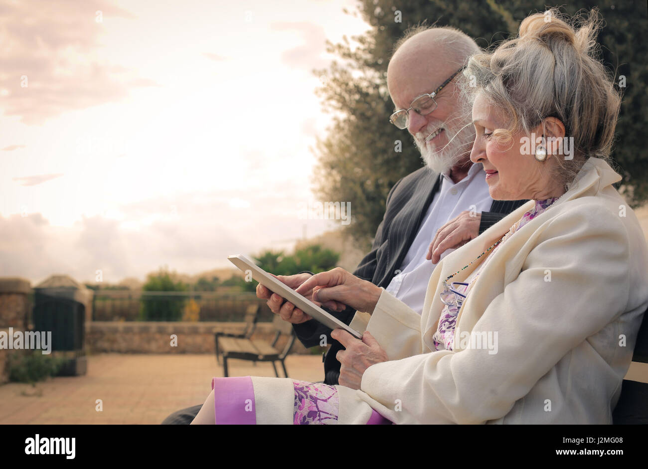 Old couple looking at tablet Stock Photo - Alamy