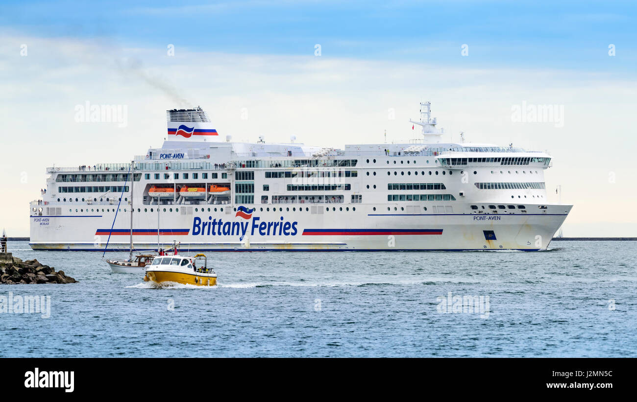 Brittany Ferries cross-channel ferry "Pont-Aven" steams into Plymouth ...