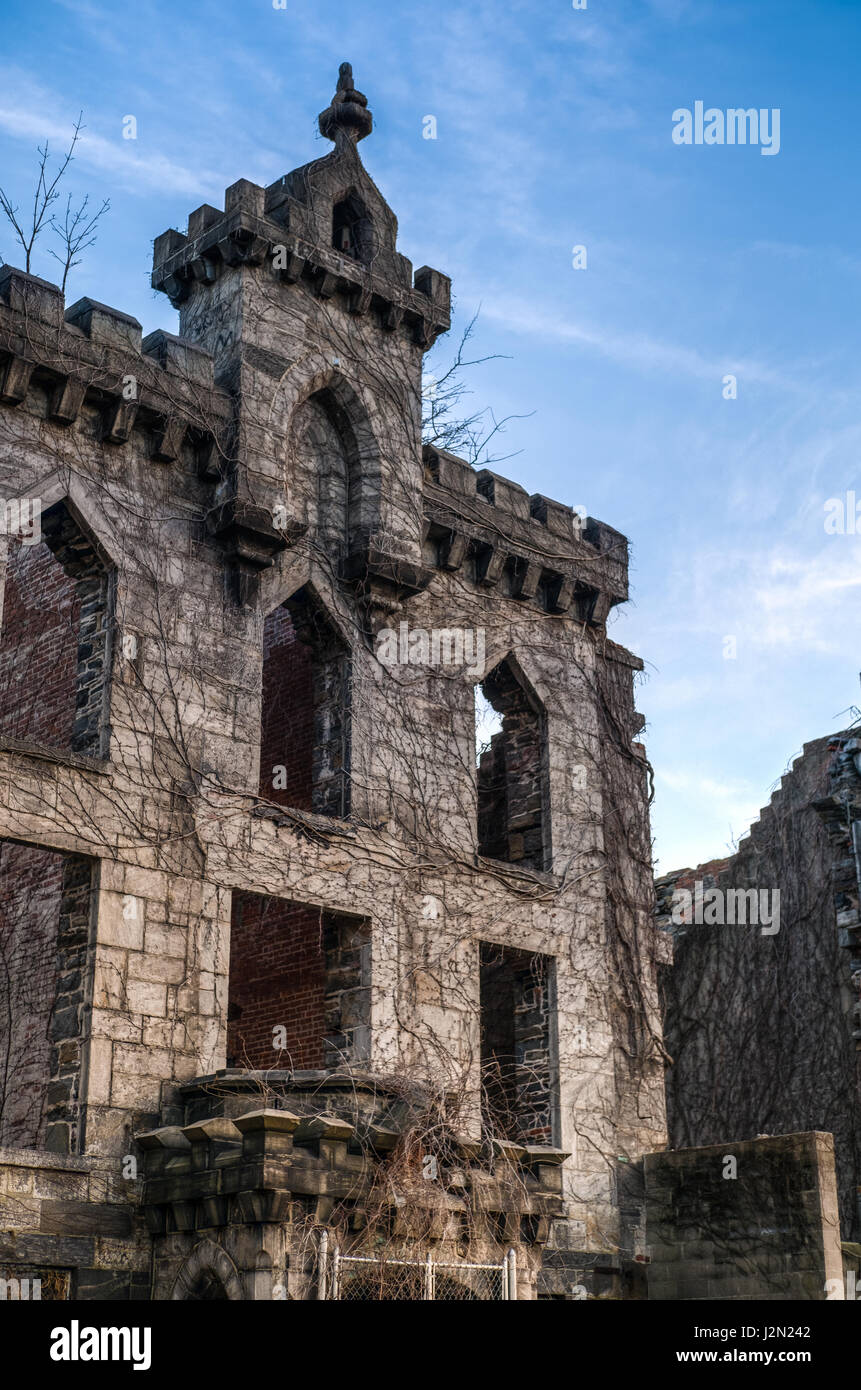 The ruins of the Smallpox Hospital on Roosevelt Island in Manhattan ...
