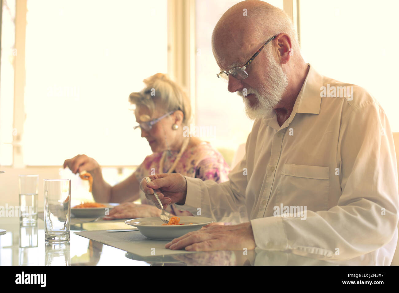 Old couple eating lunch hi-res stock photography and images - Alamy