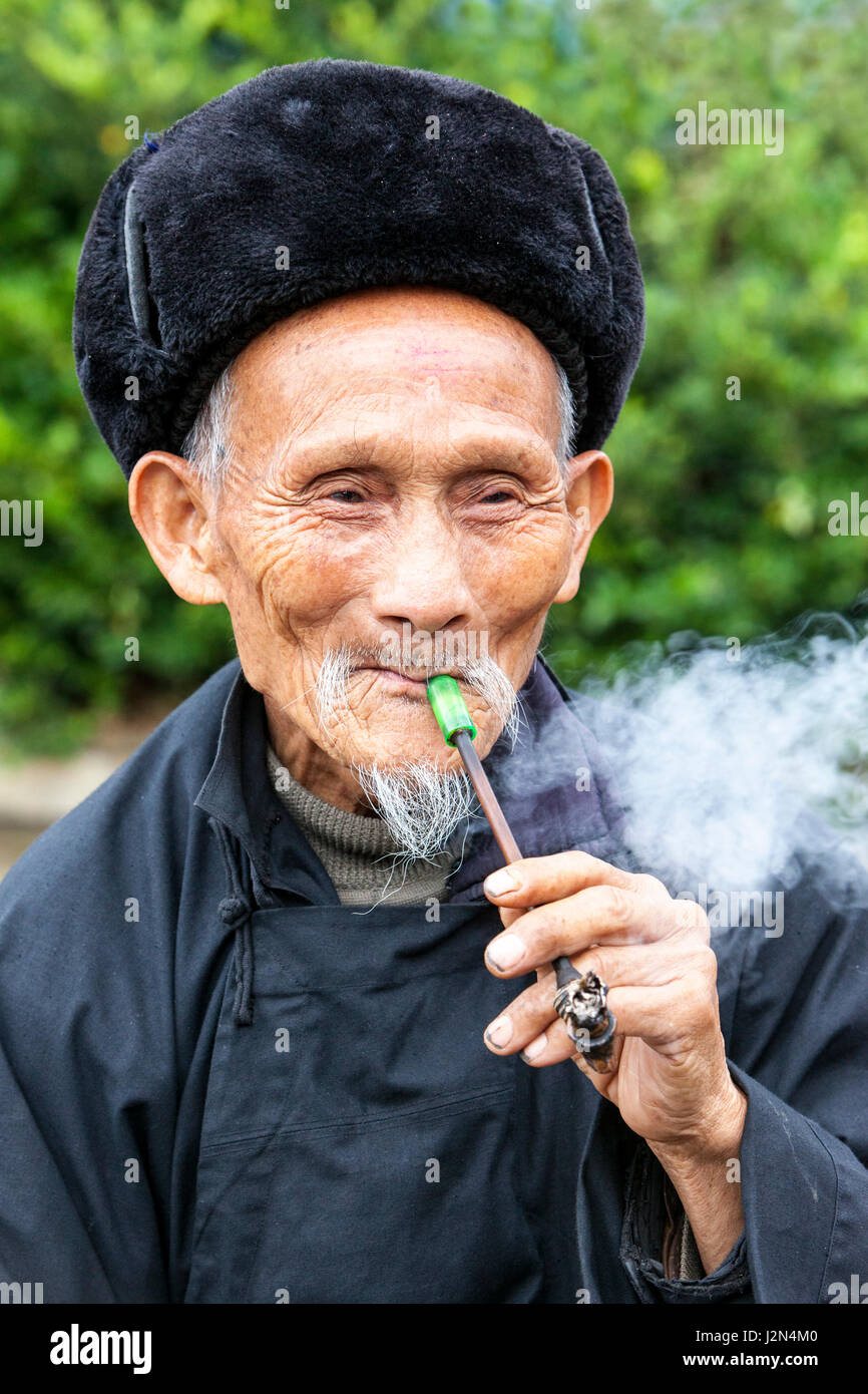 China man smoking hi-res stock photography and images - Alamy