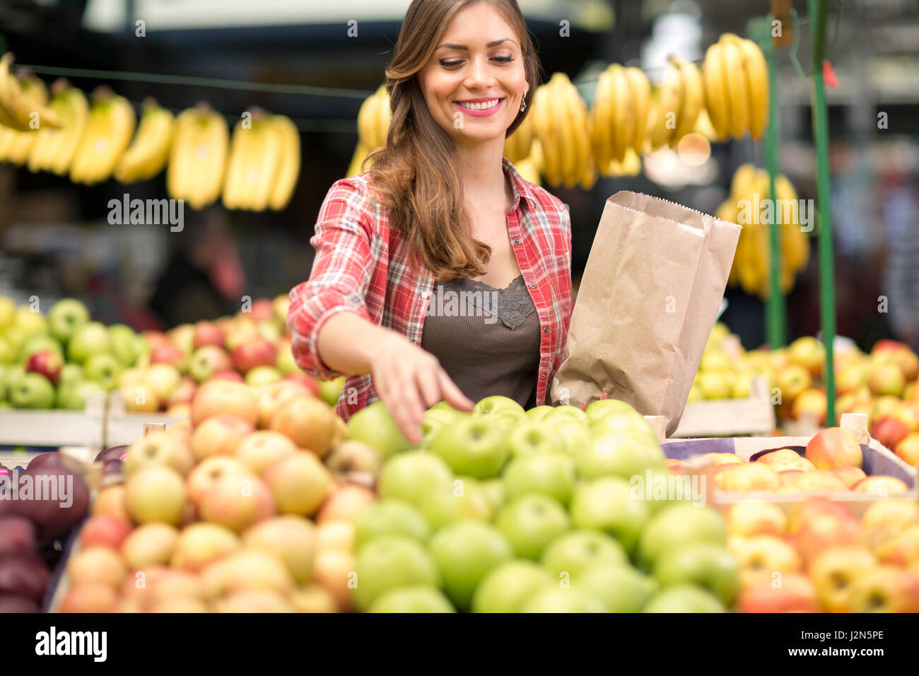 woman customer buying apple on the market Stock Photo - Alamy