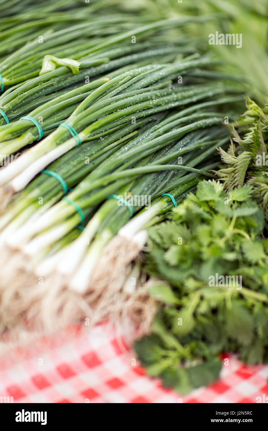 Spring onions on market stall close-up at farmer’s market Stock Photo ...