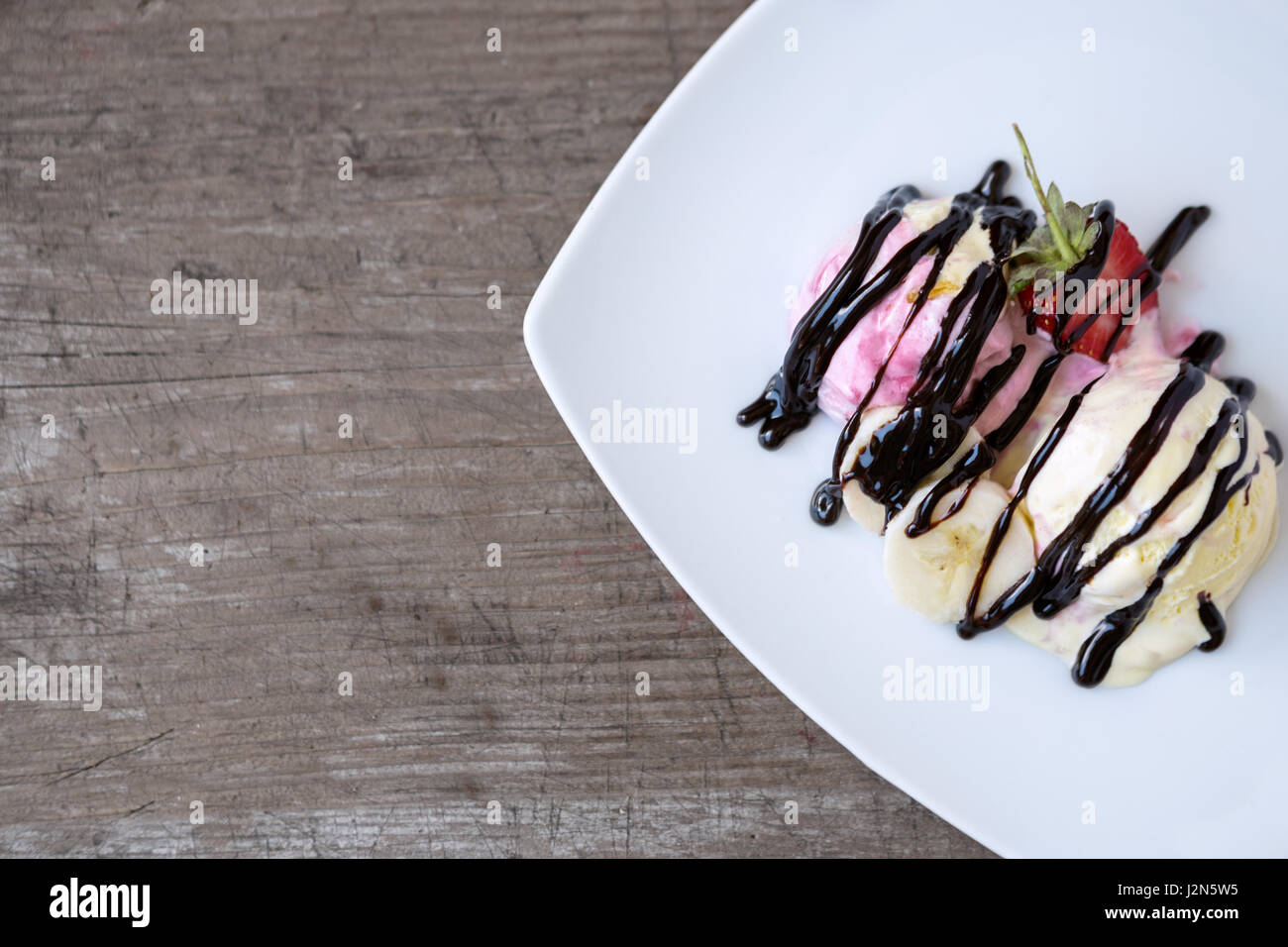 ice-cream with mixed fruit – dessert Stock Photo - Alamy