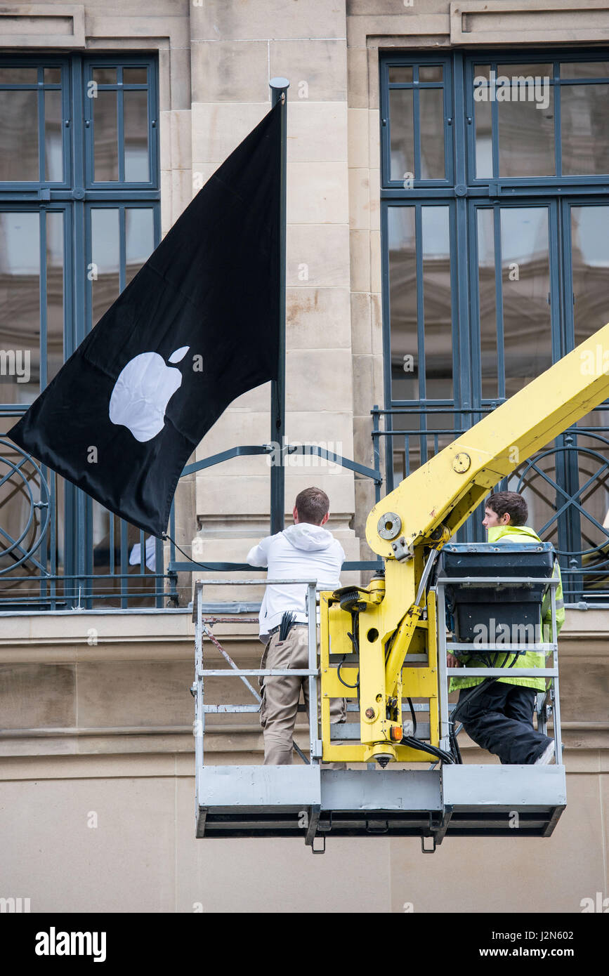 New Apple Store on Princes street, Edinburgh puts up it's flag Stock ...