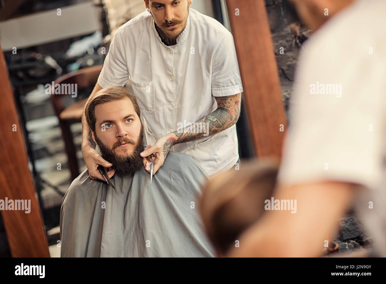 Barber man grooming of real hipster of the mirrors Stock Photo - Alamy