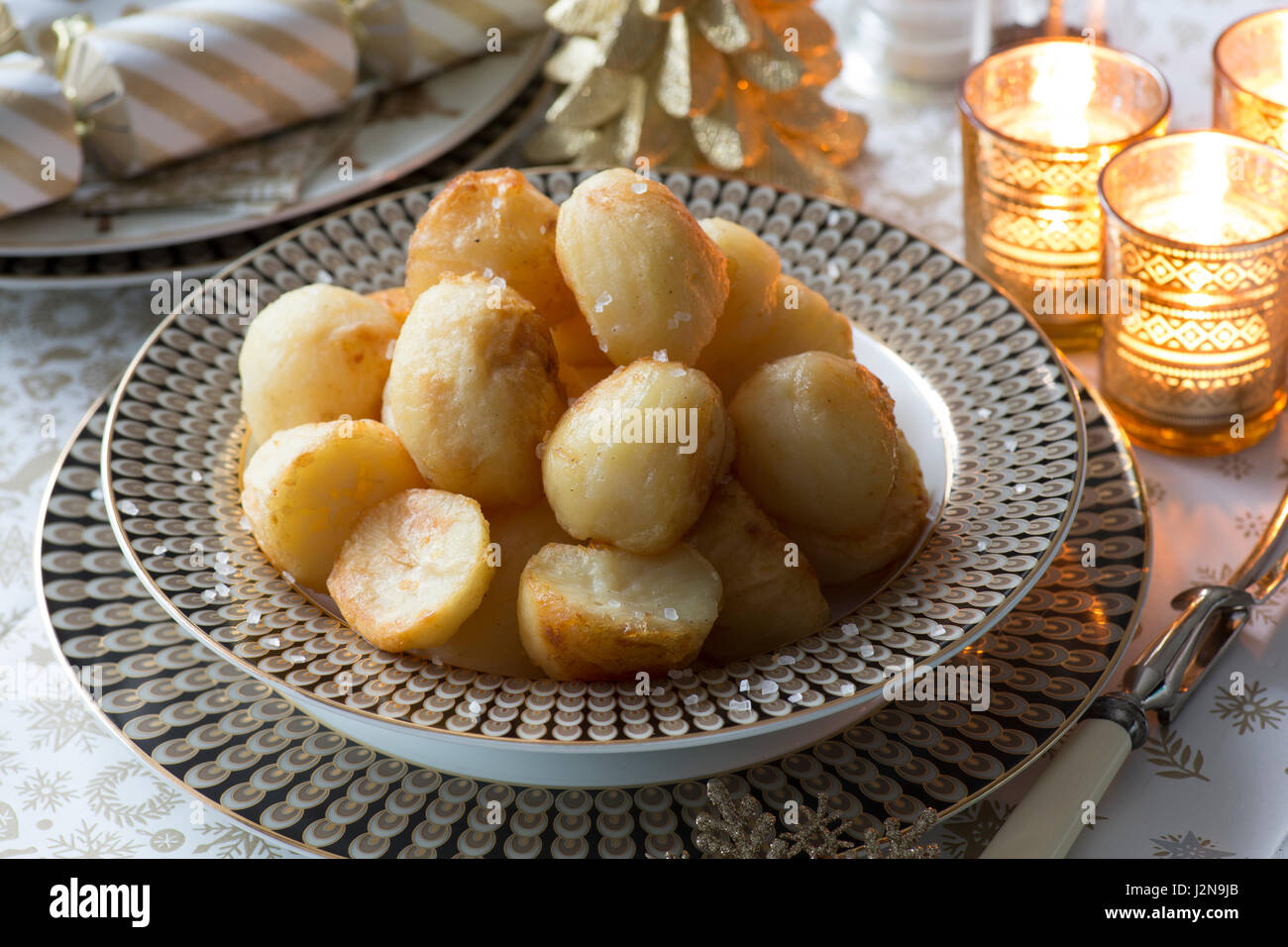 Ready to serve roast potatoes hi-res stock photography and images - Alamy