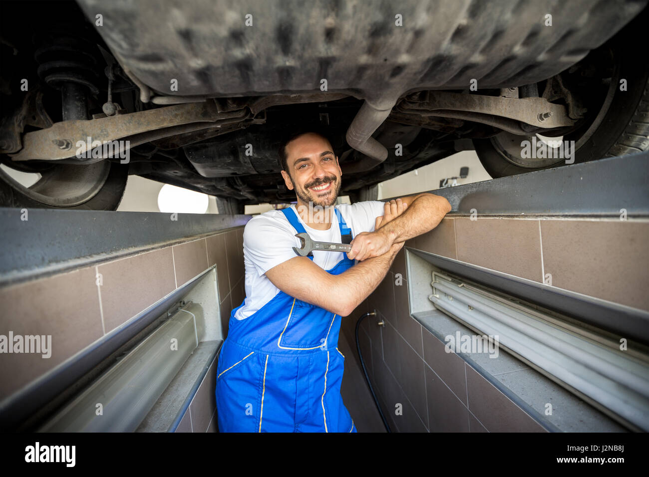Mechanic fix car hi-res stock photography and images - Alamy