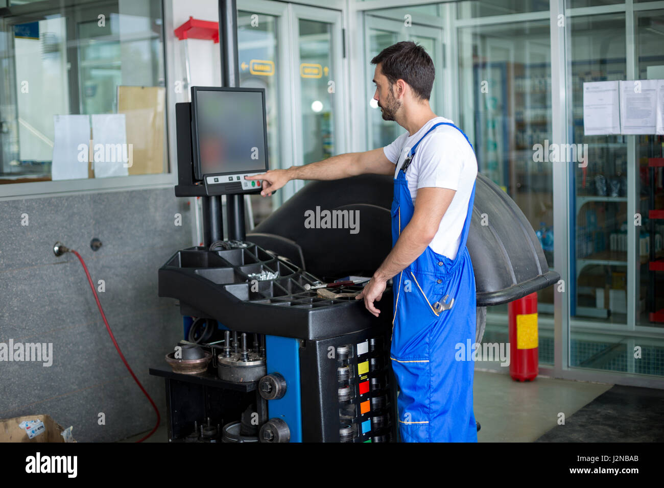 Mechanical garage hi-res stock photography and images - Alamy