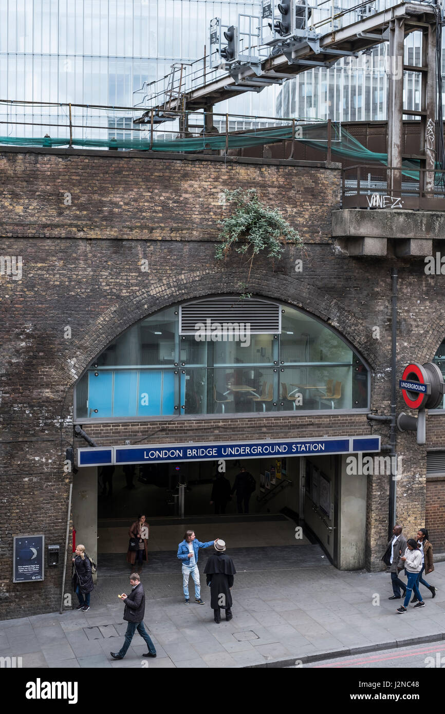 London underground tube train stations hi-res stock photography and ...