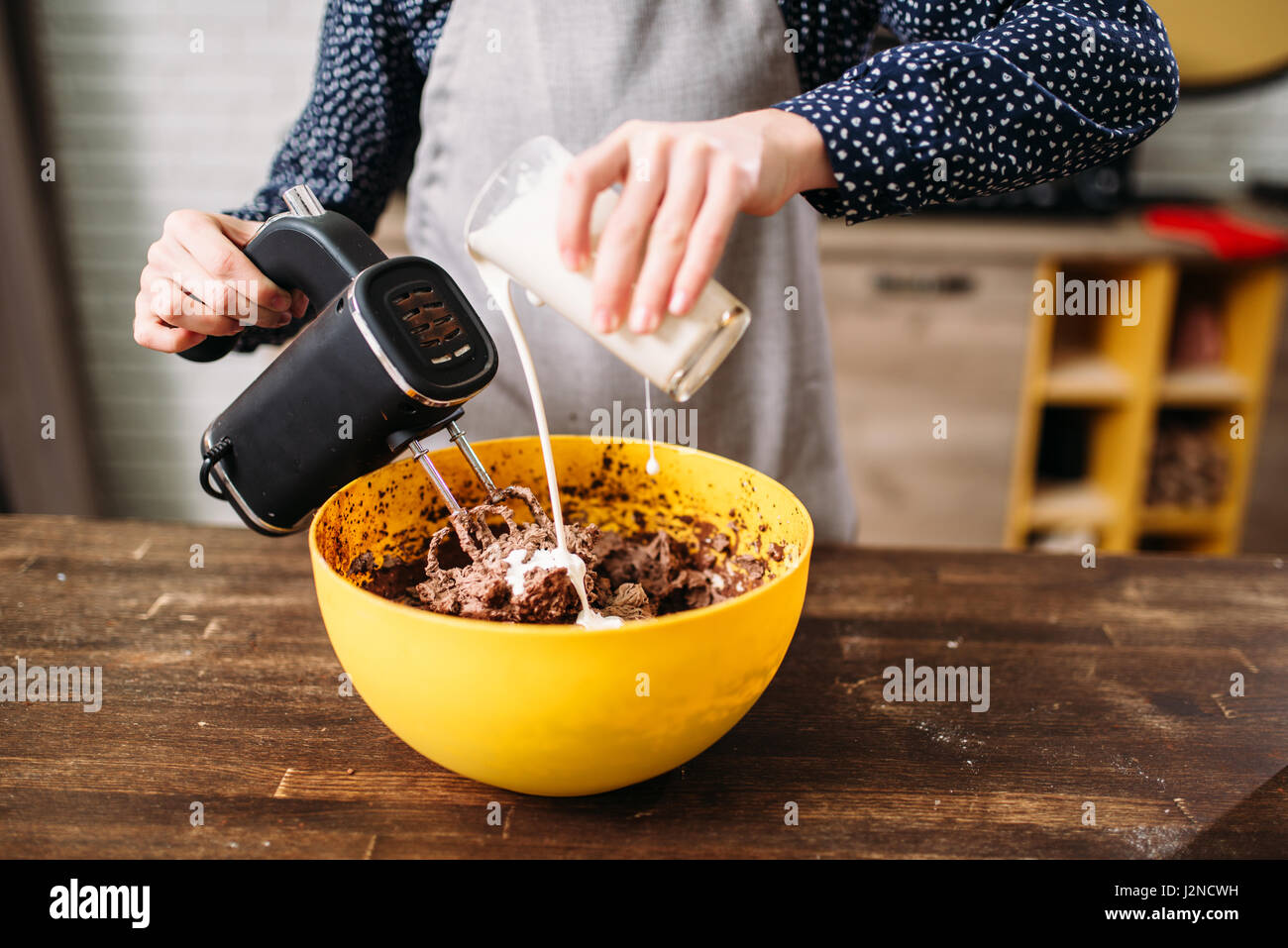 Glass mixing bowl ingredients bake hi-res stock photography and images ...