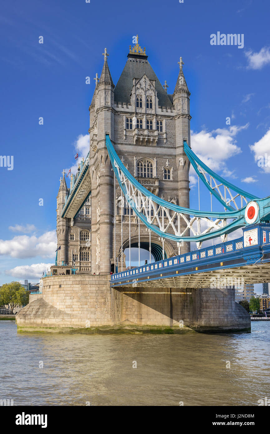 Bridge across the river thames hi-res stock photography and images - Alamy