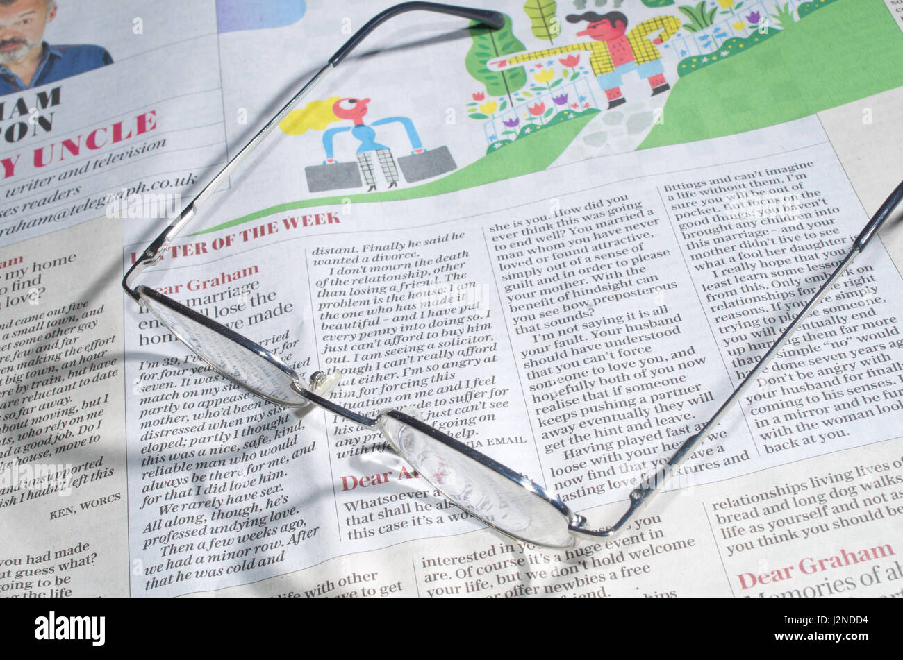 Paper reading paper sheet hi-res stock photography and images - Alamy