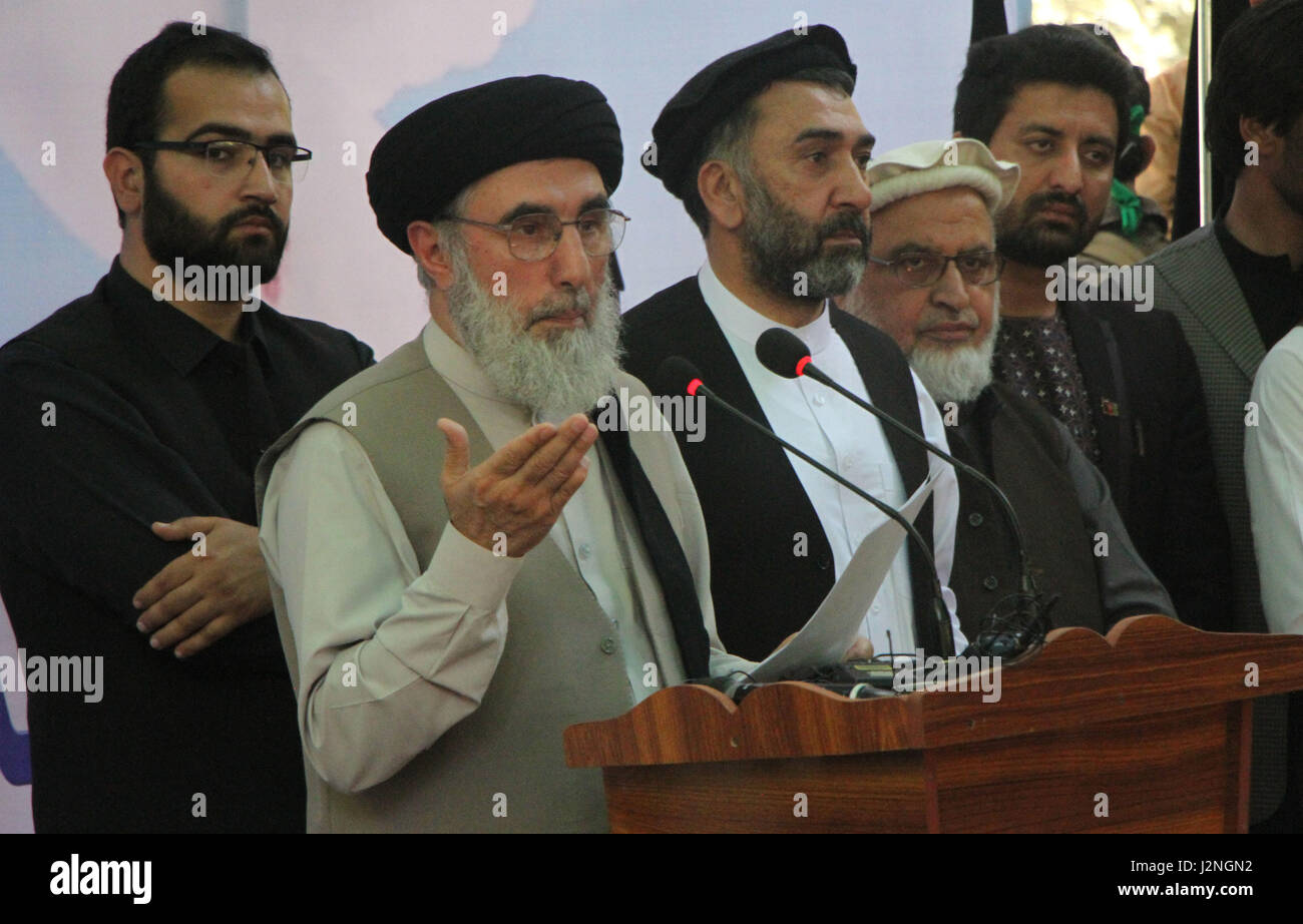 (170429) -- LAGHMAN, April 29 (Xinhua) -- Gulbuddin Hekmatyar (front ...