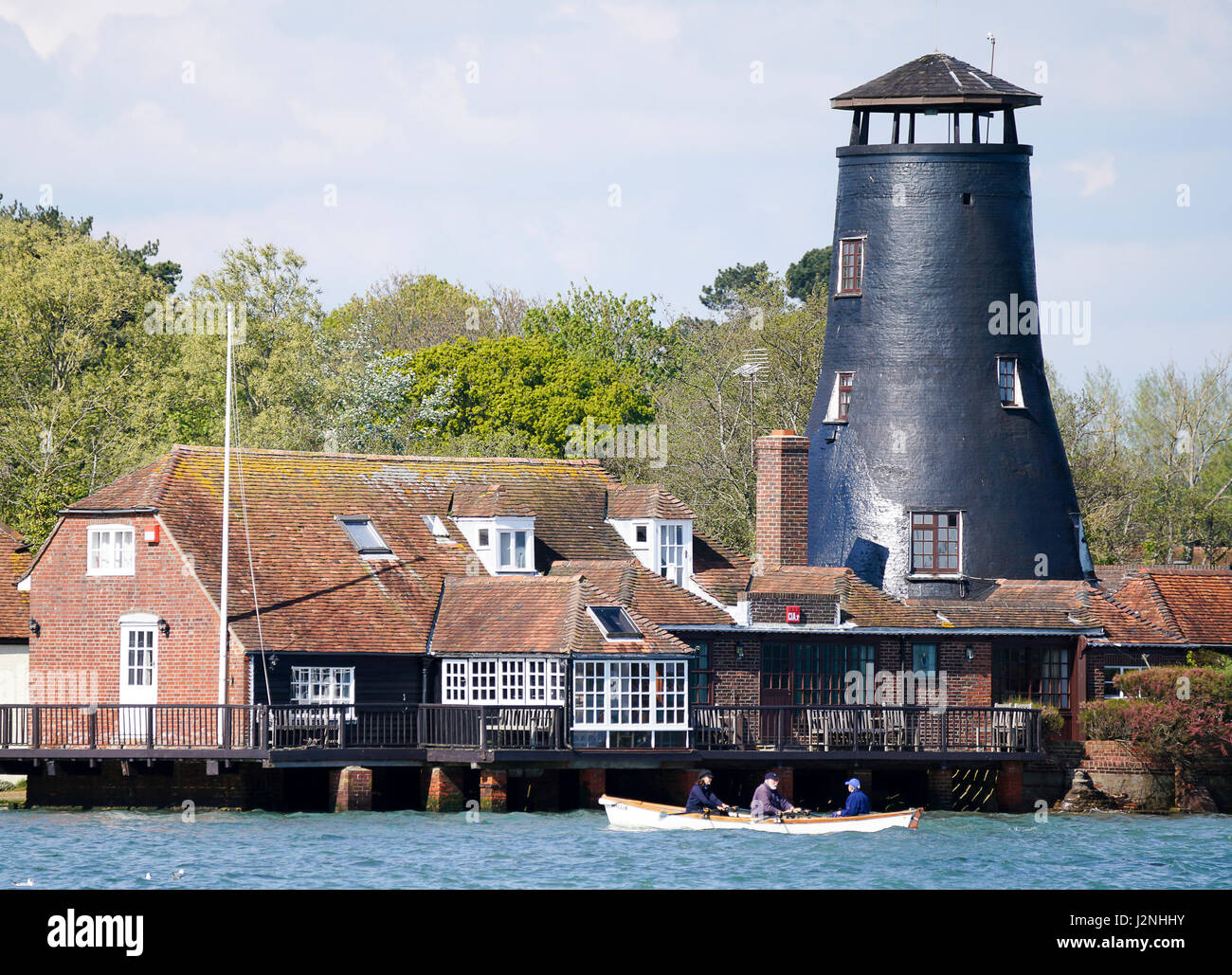 Langstone High Street, Havant. 29th April 2017. Beautiful spring ...
