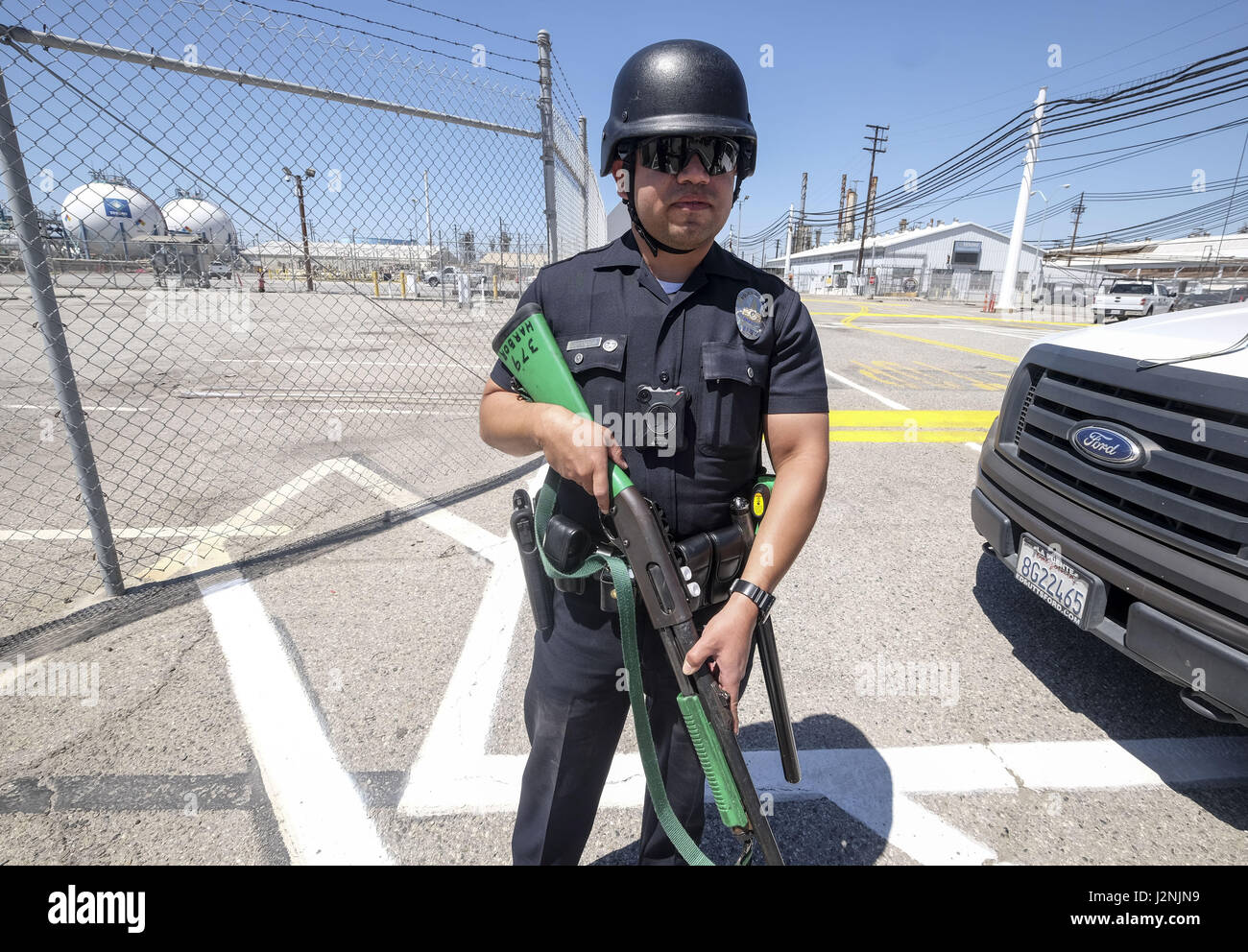 Kind police officers with people hi-res stock photography and images ...